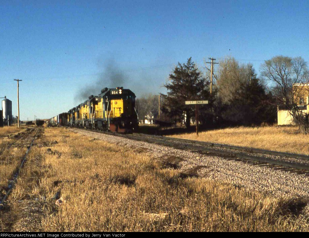 CNW 854 shows some smoke E bound